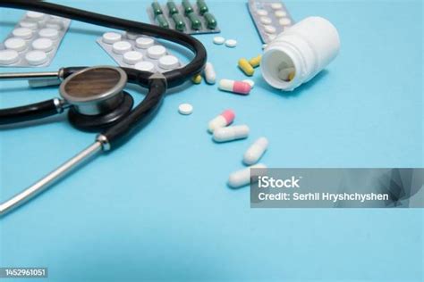 파란 테이블에 흩어져있는 흰색 알약입니다 의료 약국 및 건강 관리 개념 파란색 배경 흰색 알약 의료 Statoscope 상위 뷰 0명에 대한 스톡 사진 및 기타 이미지