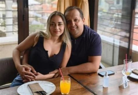 Mlada Zvezda Granda Trudna Sa 15 Godina Starijim PevaČem Stomak Do Zuba Sve Pokazala Media