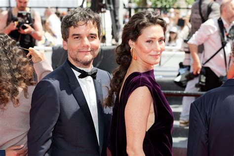 Natalie Portman Dá Pausa No Festival De Cannes E Mostra Habilidade Em