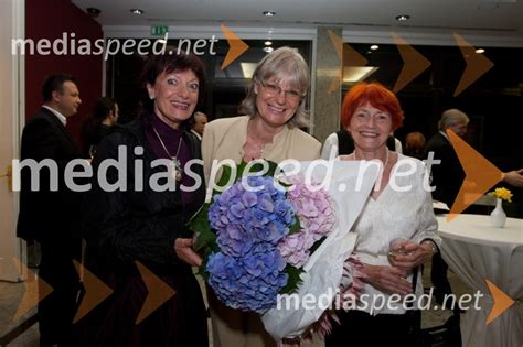 Manca Košir Publicistka Nataša Kelhar Kulturna Menedžerka In Mojca Senčar Slovenka Leta 2005