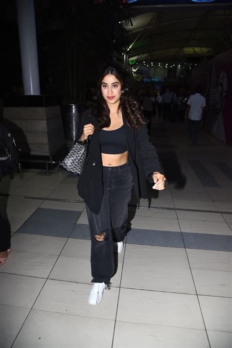 Jahnavi Kapoor Came Out In Black Hot Style Late At Night These Pictures Are Going Viral