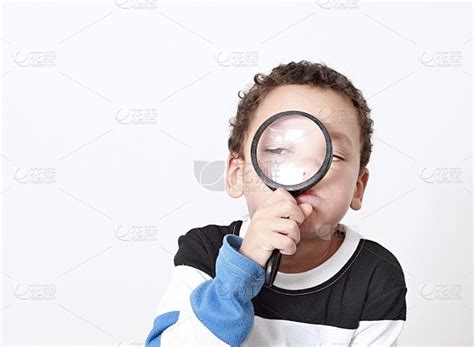 拿着放大镜的男孩