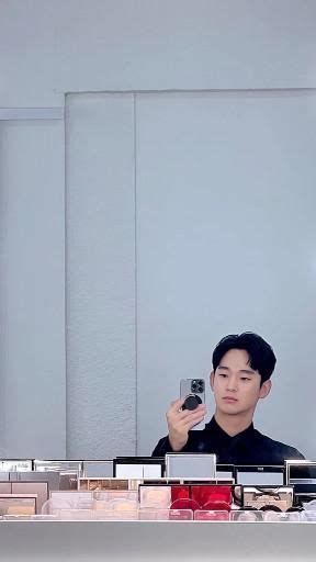 Kim Soo Hyun With His Mirror Selfie Video