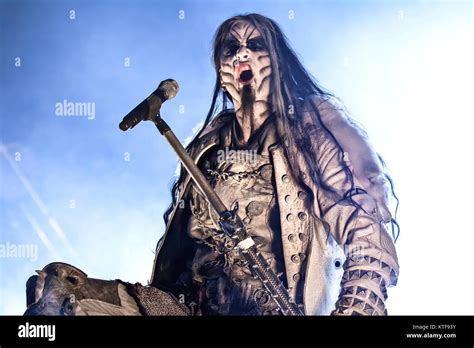 Die Norwegische Symphonic Black Metal Band Dimmu Borgir Führt Live Im