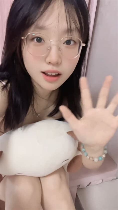 小桃兔兔 想體驗，在車上被吃🦪 Instagram