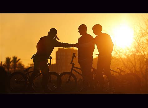 배경 화면 햇빛 스포츠 일몰 자전거 도시의 애정 하늘 그림자 사진술 실루엣 해돋이 노랑 저녁 아침 태양 우정 백라이팅 행복 Bmx