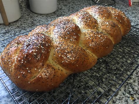 Challah R Breadit
