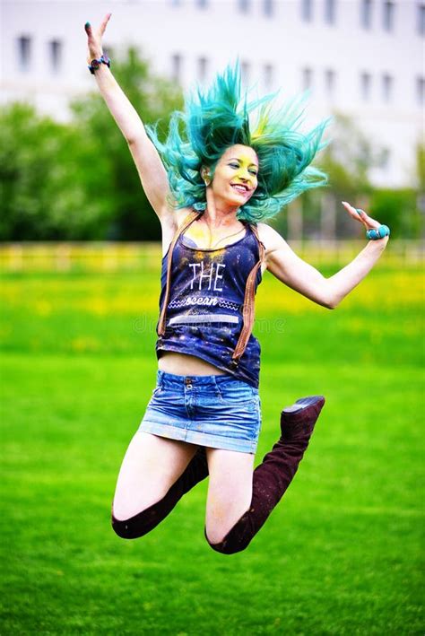 Portret Van Gelukkig Springend Jong Meisje Op Het Festival Van De