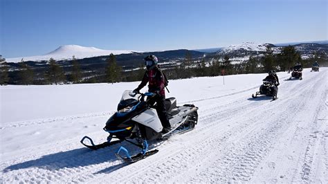 Filippa Guidar På Skoter Skulle Vara Kul Att Veta Hur Många Mil Det