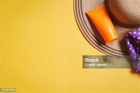 오렌지색 자외선 차단제 튜브 노란색 배경에 밀짚 모자 여름 해변 여행 필수품 Spf를 함유 한 태양 보호 크림 상단 보기 평면 누워 사진 0명에 대한 스톡 사진 및 기타