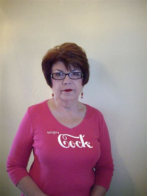 Foto De Sandy Wards 36dd Tits Stretching Her Pink Top That Says She Enjoys Cock