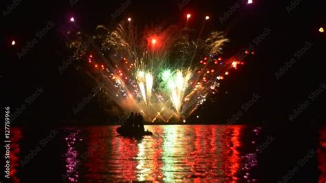 Vidéo Stock People Are Watching Firework From A Boat Romantic Evening On The Boat Explosion Of