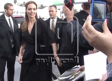 بالفيديو أنجلينا جولي تفاجئ براد بيت بحركة خادشة للحياء أمام الصحفيين المصري اليوم