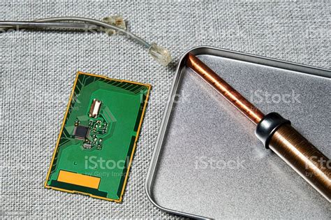 제조 실험실에서 마이크로 칩 Pcb 와이어 납땜 철 마이크로 일렉트로닉스 및 기술 개념 Cpu에 대한 스톡 사진 및 기타 이미지
