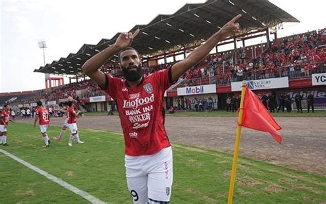 Sylvano Comvalius Signs Two Year Contract With Suphanburi Football