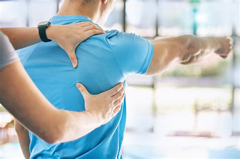 Latihan Peregangan Dan Tangan Pelatih Pribadi Dengan Pria Untuk Kinerja Kesehatan Tubuh Dan