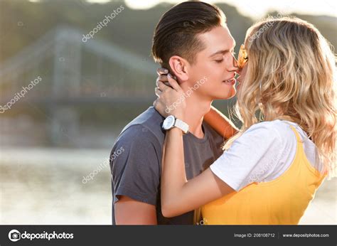 Portrait Heterosexual Couple Going Kiss River Beach Evening — Stock