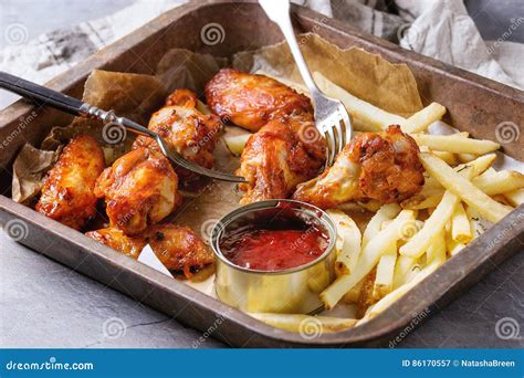 Piernas De Pollo Frito Con Las Patatas Fritas Imagen De Archivo