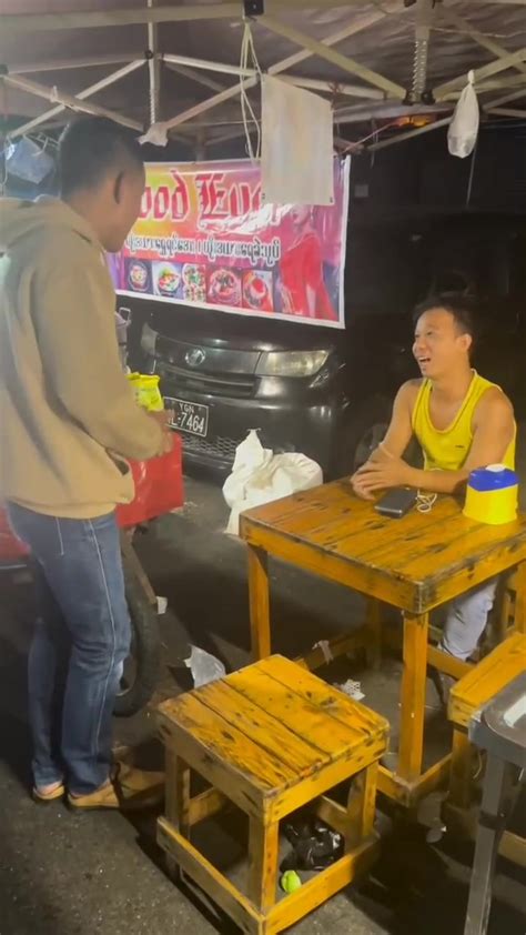 ၁၉လမ်းက ရေခဲသုတ်ဆိုင်ရှင်ကို ဒူးထောက်ပြီး၊ လက်အုပ်ချီ တောင်းပန်ခဲ့တဲ့