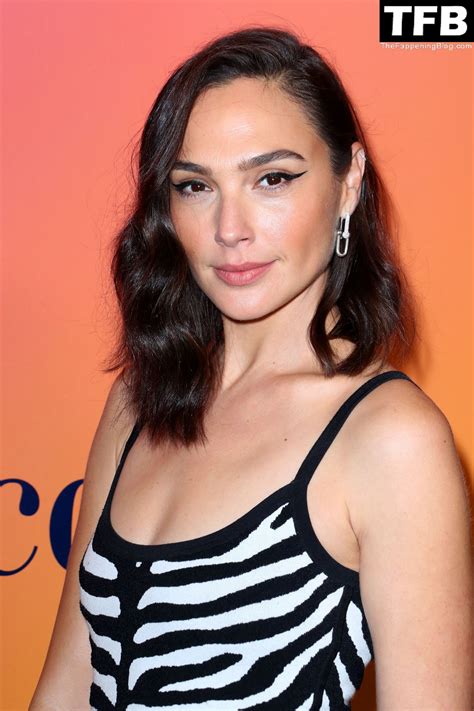 Gal Gadot Displays Her Gorgeous Figure At The Traveling Exhibition