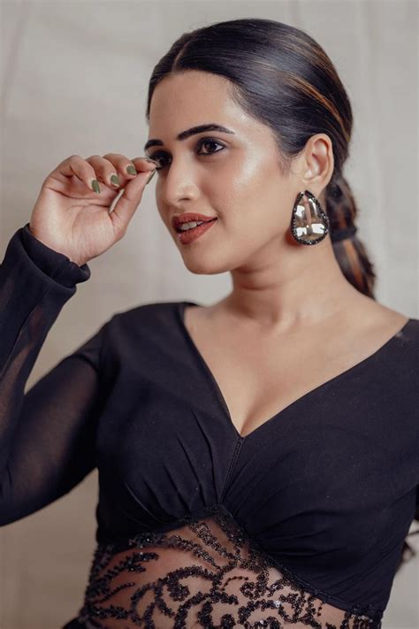 లుంగీ లాంటి చీరలో బిగ్‌బాస్ స్రవంతి వేరే లెవల్ స్టైల్ ఫొటోలు Bigg Boss Sravanthi Stunning