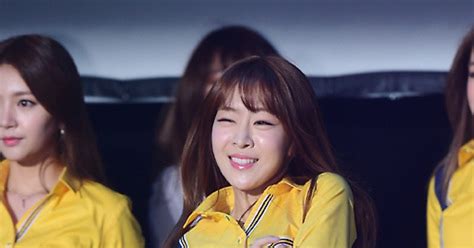 Md화보 라붐 너무 올려입은 치마 속바지 노출 일보직전