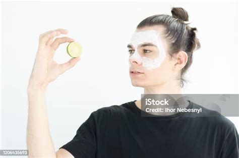 검은 티에 흰색 배경 위에 고립 된 얼굴 크림을 적용하는 만족 한 젊은 남자의 아름다움 초상화를 닫습니다 T 셔츠에 대한 스톡 사진 및 기타 이미지 Istock