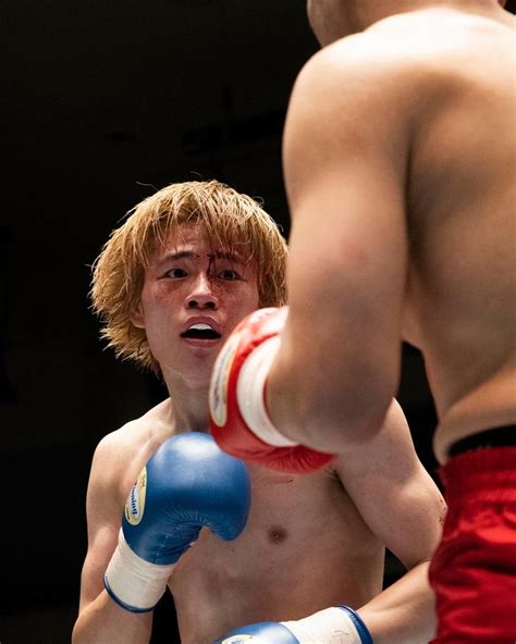 菊池音央きくちねお 僕がプロになって2年経つみたいです。 プロテスト寝坊してこんな格好で行ったの後悔してます。マウスピースも忘れて会長に近くの格闘技ショップで買いに行って頂いてお湯で