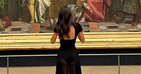 Kendall Jenner S Barefoot Photos At The Louvre Museum Draw Comments Today Head Topics