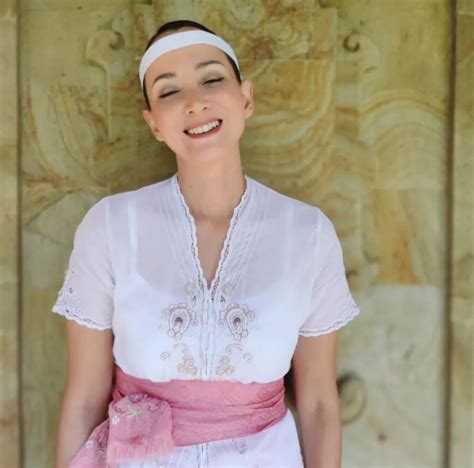 Profil Karina Suwandi Pemain Sewu Dino Tetap Cantik Di Usia 50 Tahun