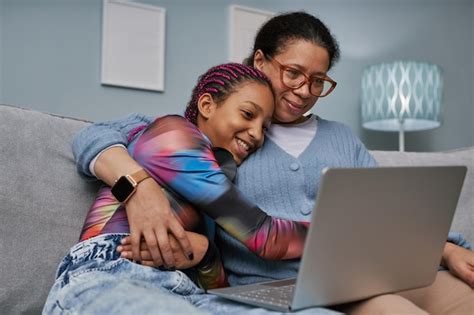 Madre E Hija Usando Laptop Juntos Foto Premium