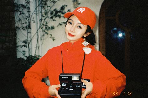 张海海 与宝丽来站在茴香古着店门口 Instagram