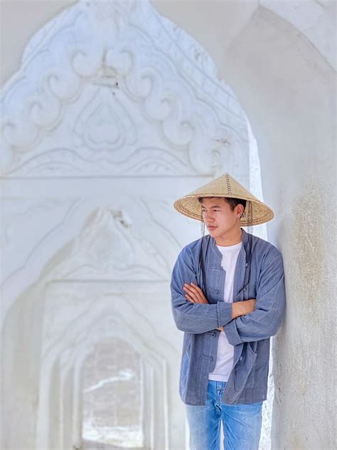 အနက်ရောင်မြန်မာဆန်ဆန် ဖက်ရှင်လေးနဲ့ အထာကျကျသန့်ပြန့်ခန့်ညားနေတဲ့ ညိမ