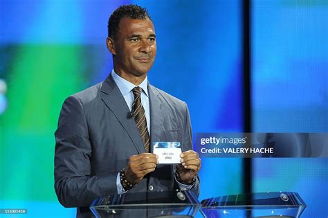 Former Dutch Football Player Ruth Gullit Displays A Leaflet Showing Foto Di Attualità Getty