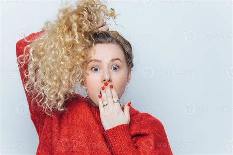 Mujer Rubia Divertida Emocional Con Ojos Saltones Con Cola De Caballo Y