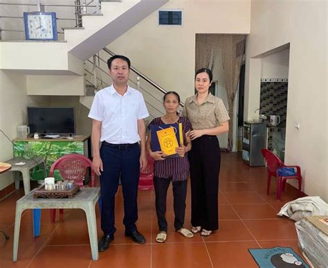 Hoa Lac Commune Visits And Gives Ts To Policy Families And Household