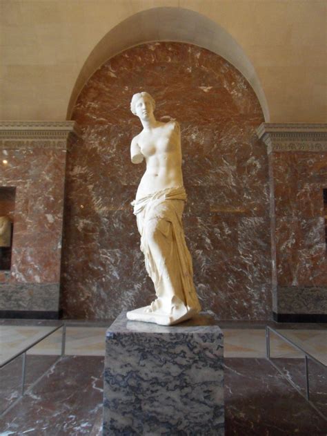 Venus De Milo Statue In A Marble Room Venus De Medici Venus Louvre