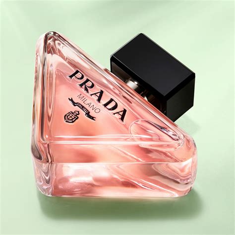 In Bag Prada 推出全新「paradoxe 我本莫测」女士香水：三角形香水瓶，重构橙花香 Ibag · 包包