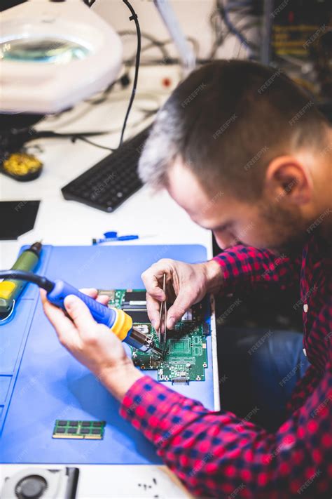Técnico De Engenharia De Ti Reparando Componentes De Computador Em Serviço Eletrônico E Loja De