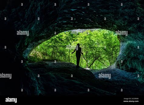 Grotte Dans Une Falaise Banque De Photographies Et Dimages à Haute