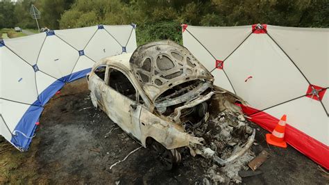 In Verbranntem Seat Gefunden Leiche Im Auto War Frau Oder Mädchen