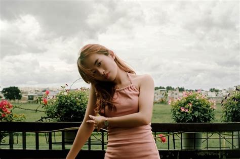 Detrás De La Hermosa Chica Asiática Foto Premium