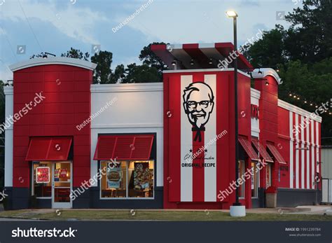 442 Imágenes De Kfc Signage Imágenes Fotos Y Vectores De Stock