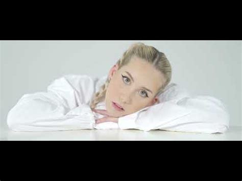 Lisalou Raconte Lennui Dans Son Nouveau Clip