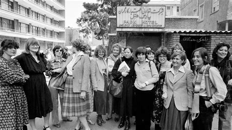 فمینیست‌های غربی در حضور خمینی باحجاب یا بی‌حجاب؟ از زبان یک عکس