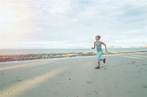 족제비 젊은 여성이 해변에서 즐기는 신선 함과 생명력사람들이 건강 한 라이프 스타일 여행 컨셉 아침에 실행 20 29세에 대한 스톡 사진 및 기타 이미지 Istock
