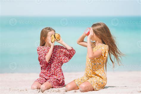 kleine glückliche lustige mädchen haben viel spaß am tropischen strand