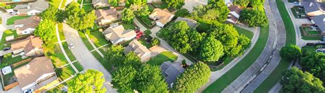 파노라마 S 곡선 모양의 콘크리트 채널은 주거 거리에서 개울로 배출 홍수 저장 용량에서 수로 섹션 탈질 교외 댈러스 텍사스 공중 배수를 용이하게합니다 0명에 대한 스톡 사진