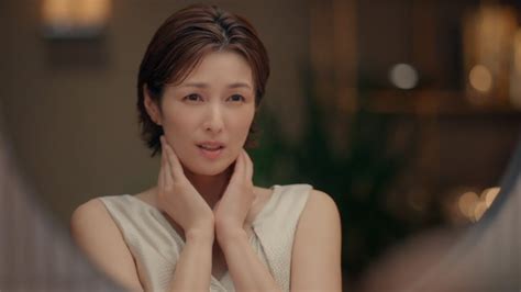 吉瀬美智子、鏡の中の自分に陶酔「美人すぎる〜」妖艶な動きで夫を魅了⁉︎ Cm撮影でカメラにピース、お茶目な一面覗かせる 高機能エイジングケアブランド「カナデル」新cm メイキング＆インタビュー