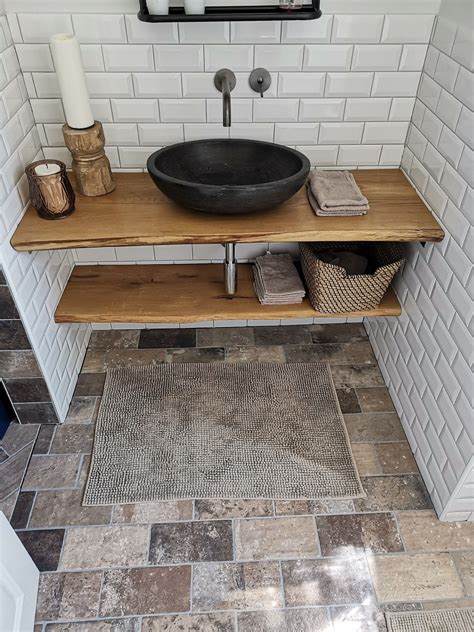 Kleines Wc Mit Waschplatz Aus Holz Und Keramik Waschschüssel Gäste Wc Möbel Badezimmer